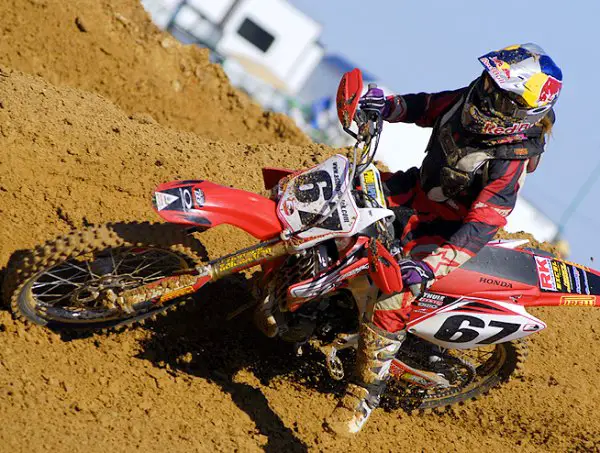 RXR이 있는 Fiolek 연단 - Motocross Action Magazine